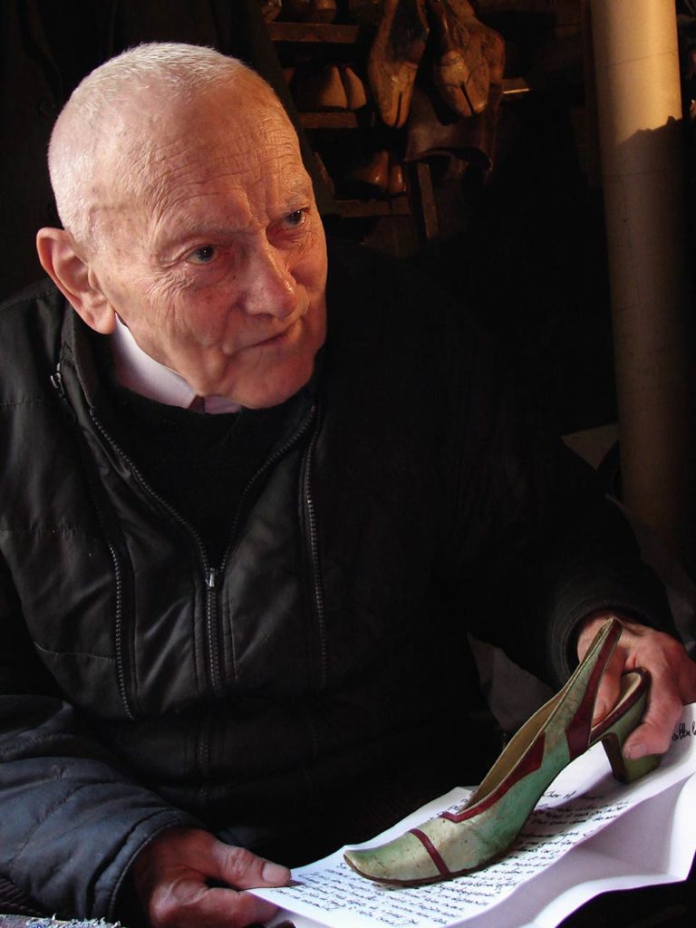 L’Atelier Maurice Arnoult transmet le métier de bottier avec passion ...