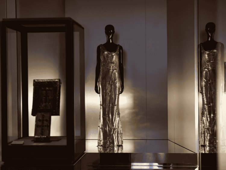 « Louvre Couture », exploration historique entre la mode et les arts ...